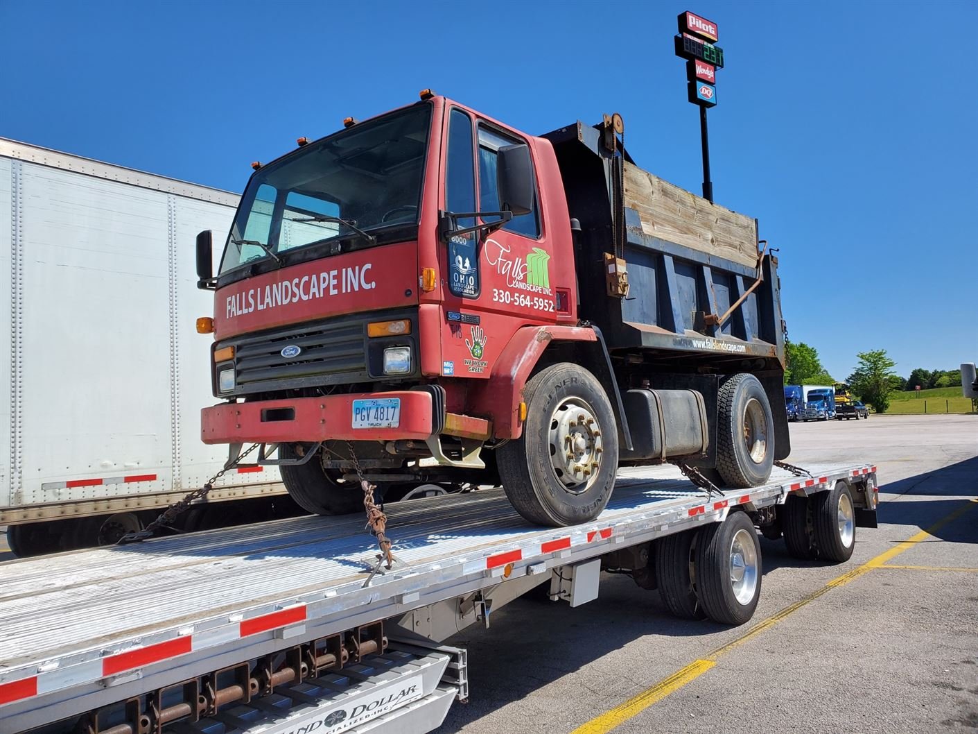 Trucker loading of the most dangerous loads - Machinery Asia